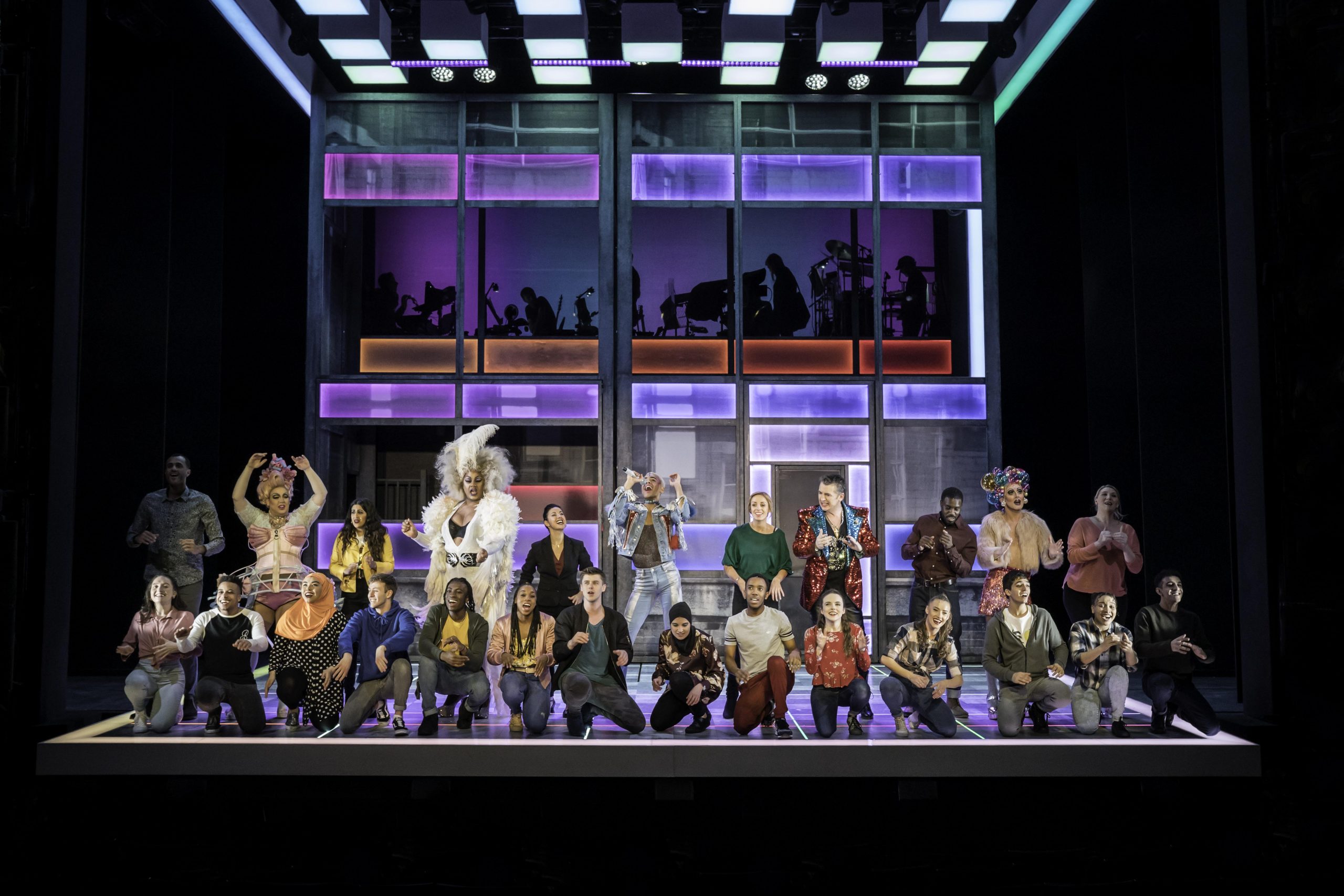 Everybodys talking about Jamie - Lucy Carter